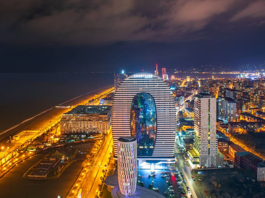 Fachada da propriedade à noite