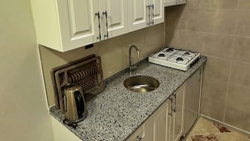 Vila luxo | Cozinha privada | Geladeira, cooktop, chaleira elétrica, cadeirão de bebê