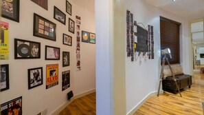 Apartamento Premium | Sala de estar | Televisor de ecrã plano de 49 polegadas com canais por cabo, televisor 