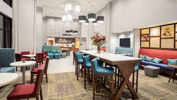 Café da manhã com buffet grátis todos os dias