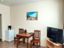 Roupas de cama antialérgicas, escrivaninha, quartos à prova de som