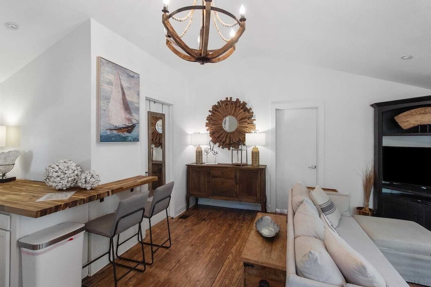 Emerald Cottage Offers A Laid-back Stay Surrounded By Towering Trees, With A Spacious Deck, Kayaks And Canoes To Paddle Through The Cypress Forest, And A Firepit Perfect For Slow Evenings Outside. - Louisiana