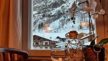 Apartamento Comfort, 2 quartos, varanda | Sala de estar | Brinquedos