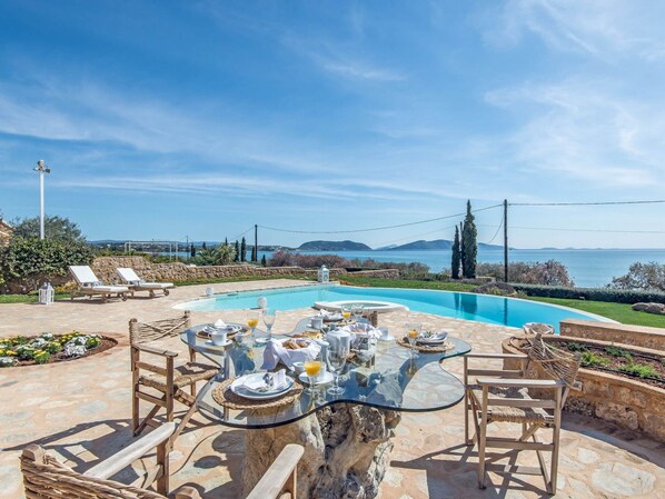 Villa | Piscina | Piscina interior, piscina exterior 