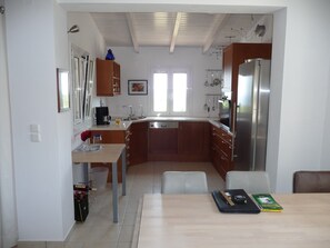 Um frigorífico, uma cadeira de bebé