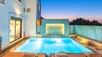 Vila | Piscina | Piscina interna, piscina externa