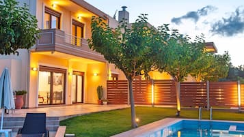 Vila | Piscina | Piscina interna, piscina externa