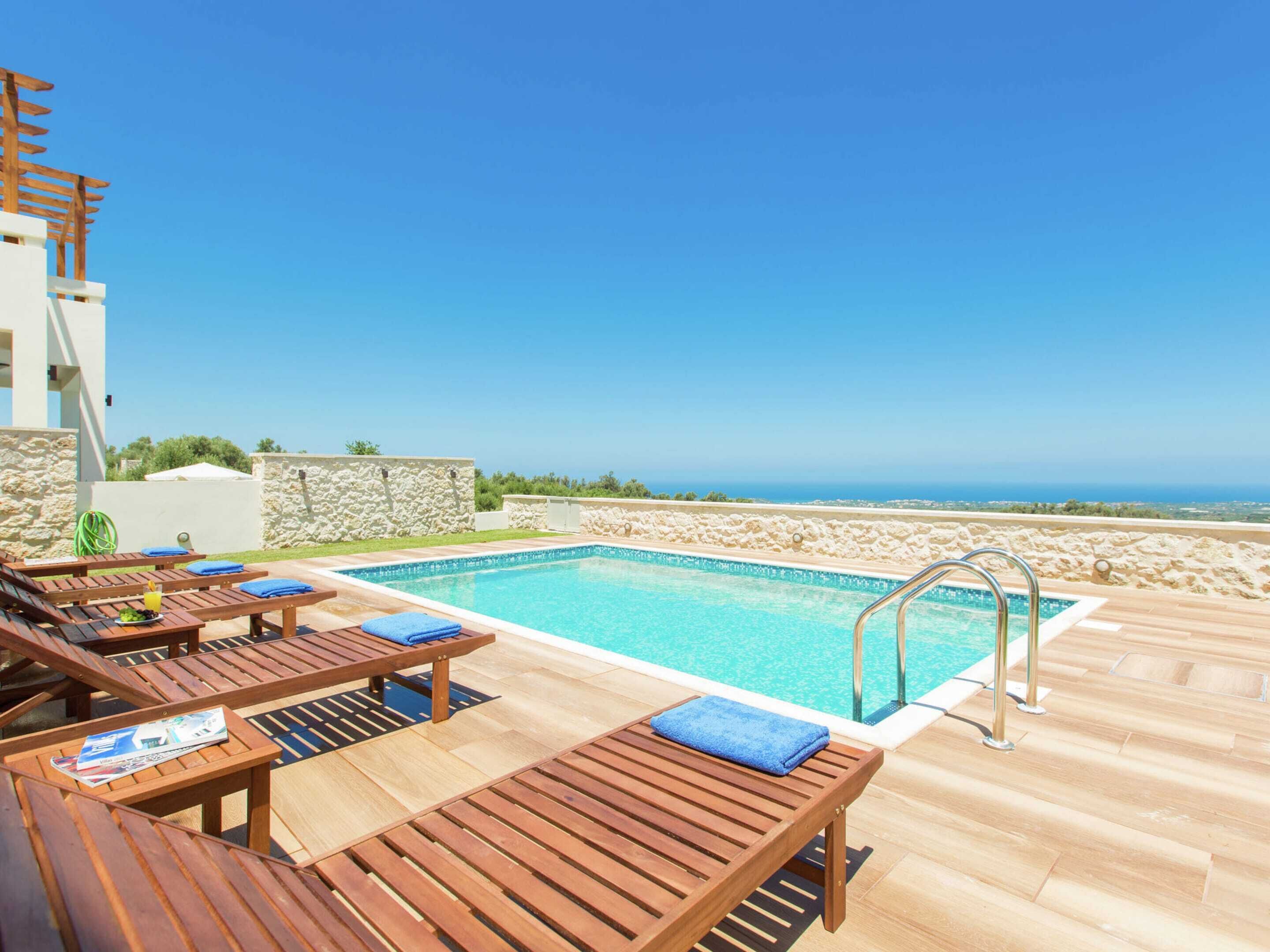 Vila | Piscina | Piscina interna, piscina externa