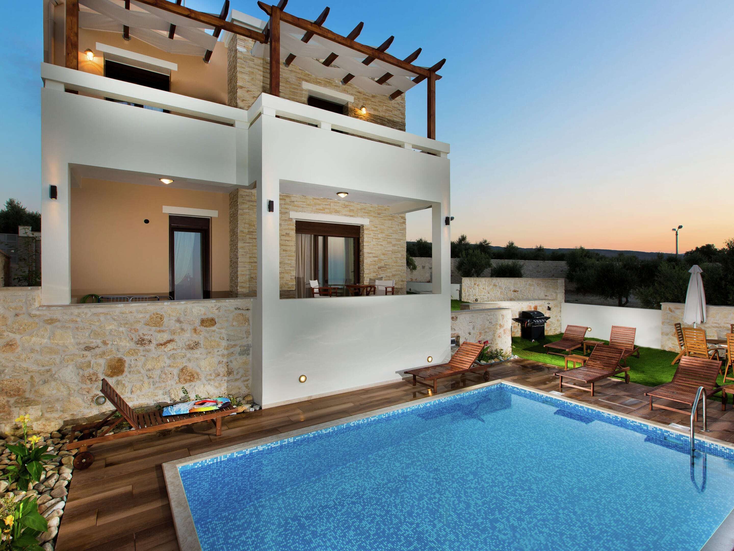 Vila | Piscina | Piscina interna, piscina externa