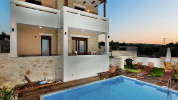 Vila | Piscina | Piscina interna, piscina externa