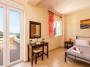 Vila | 4 quartos, individualmente mobiliados, ferros/tábuas de passar roupa