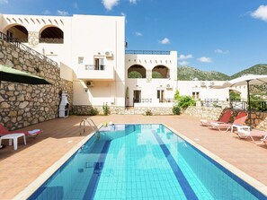 Vila | Piscina | Piscina interna, piscina externa