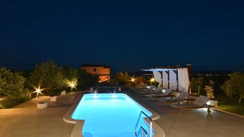 Vila | Piscina | Piscina interna, piscina externa