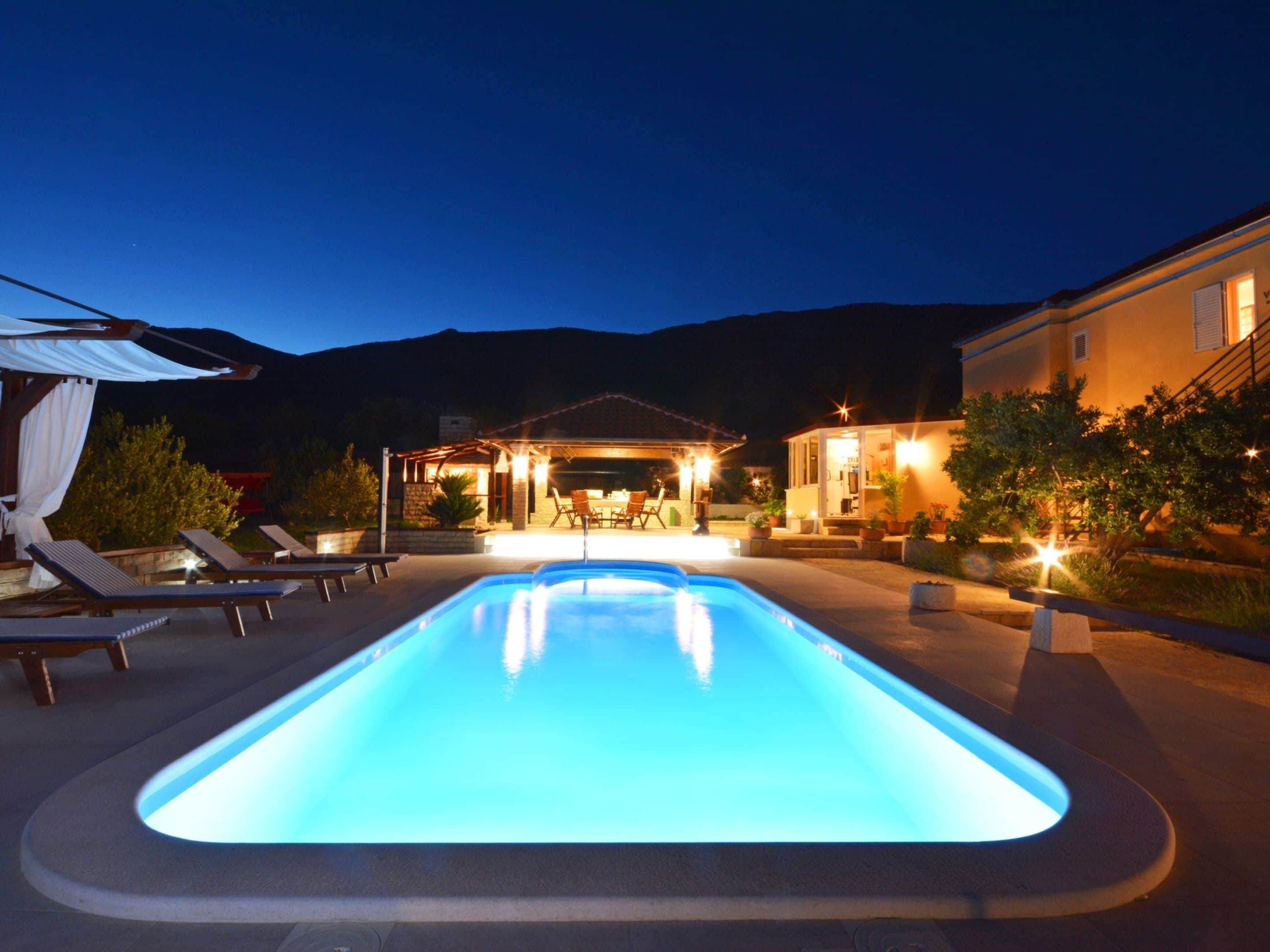 Vila | Piscina | Piscina interna, piscina externa