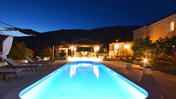 Vila | Piscina | Piscina interna, piscina externa