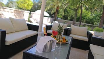 Villa | Piscina | Piscina interior, piscina exterior