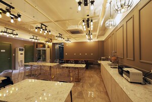 Café da manhã com buffet grátis todos os dias