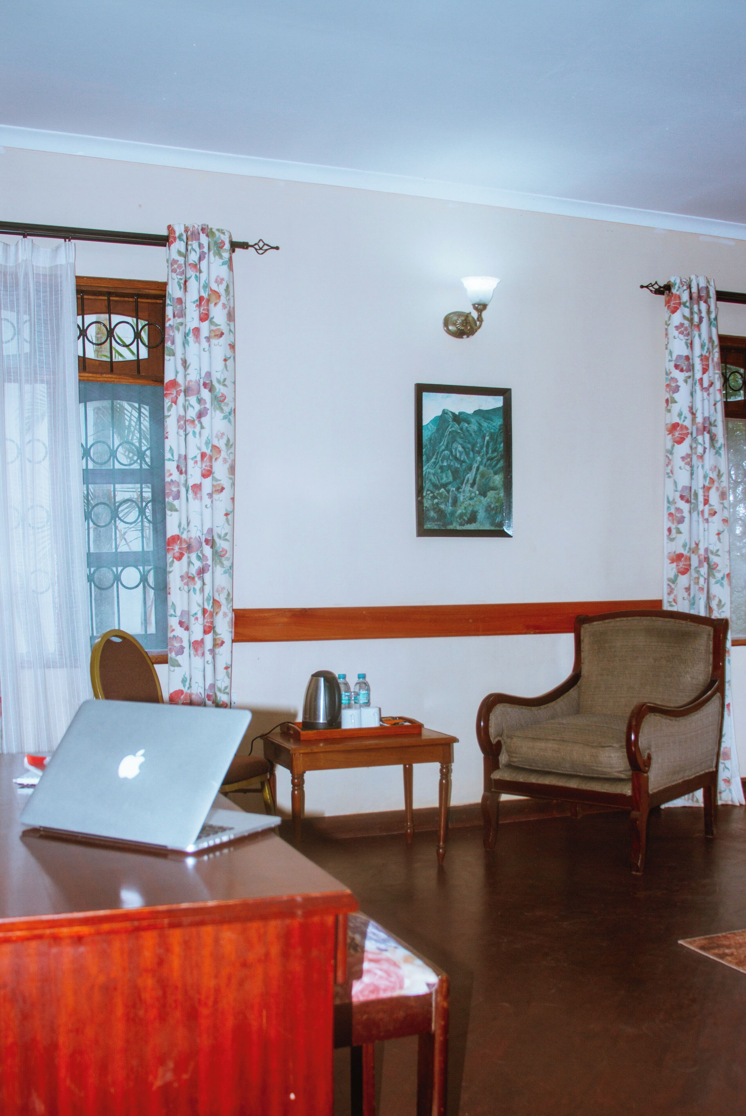 Quarto casal superior, 1 cama Queen | Cofres nos quartos, individualmente mobiliados, escrivaninha