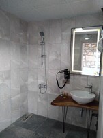 Quarto Triplo Clássico | Casa de banho | Um polibã, um secador de cabelo, toalhas fornecidas, sabão 