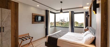 Frigobar, cofres nos quartos, escrivaninha, cortinas blackout