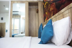 Quarto Duplo Standard | Cofre no quarto, secretária