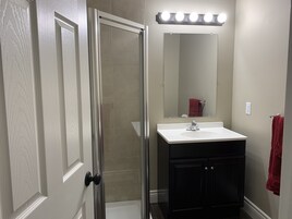 Quarto Individual Básico | Casa de banho | Um polibã, um secador de cabelo, toalhas fornecidas