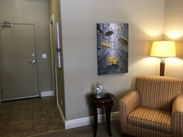 Quarto solteiro básico | Espaço de trabalho para notebook, Wi-Fi de cortesia, roupa de cama