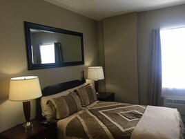 Quarto solteiro básico | Espaço de trabalho para notebook, Wi-Fi de cortesia, roupa de cama