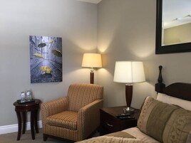 Quarto solteiro básico | Espaço de trabalho para notebook, Wi-Fi de cortesia, roupa de cama