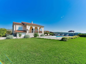 Villa | Piscina | Piscina interior, piscina exterior 