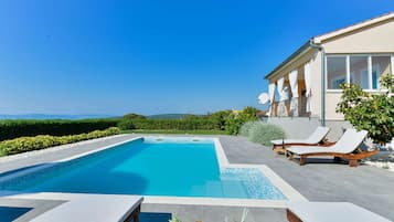 Vila | Piscina | Piscina interna, piscina externa