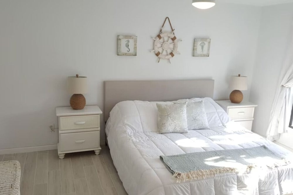 Beachview Beachin': The Perfect Pool & Beach Vacation Destination! Sleeps 8! - Navarre Beach, FL