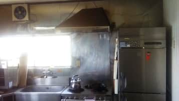 Quarto Tradicional (for 4 ppl) | Cozinha partilhada | Um frigorífico no espaço comum, um micro-ondas no espaço comum