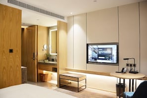 Edredões de penas, minibar, secretária