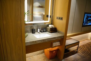 Edredões de penas, minibar, secretária