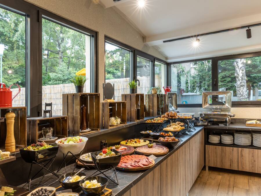 Café da manhã com buffet grátis todos os dias