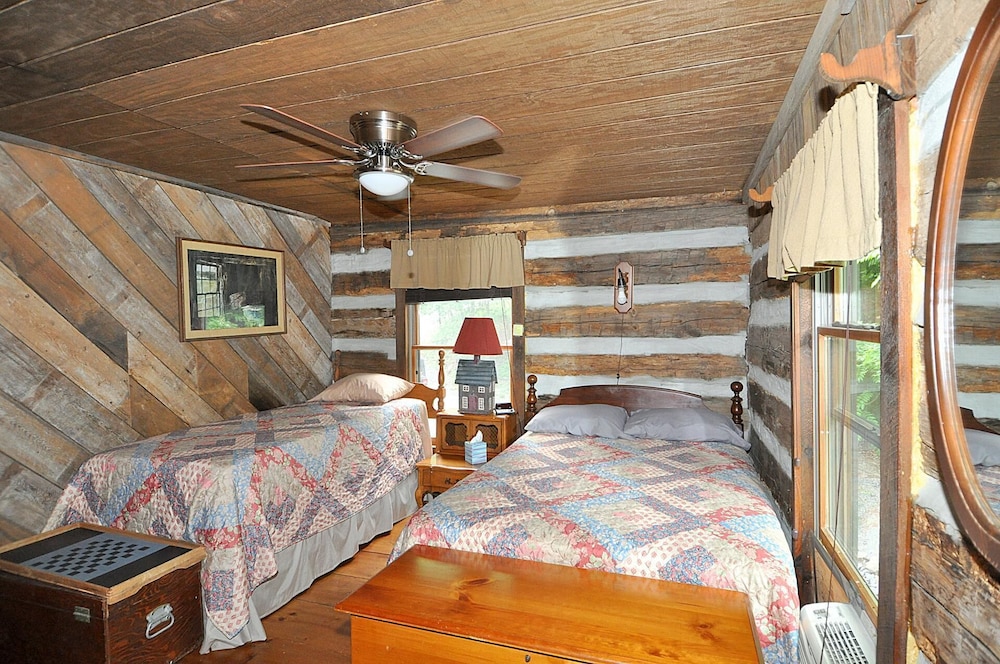 Pondview Cabin - Log Cabin Retreat - Berkeley Springs
