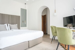 Quarto casal ou duplo luxo | Escrivaninha, cortinas blackout, Wi-Fi de cortesia, roupa de cama