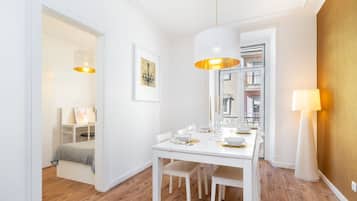 Apartamento, 4 quartos, não fumadores | Refeições no quarto