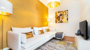 Apartamento, 4 quartos, não fumadores | Sala | TV de ecrã plano