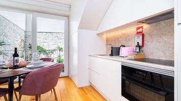 Apartamento, 1 quarto, não fumadores | Cozinha privada | Um frigorífico/congelador grande, um forno, uma placa de cozinha