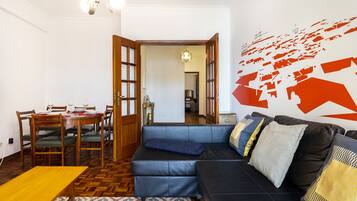 Apartamento, 2 quartos, não fumadores | Sala de estar | TV de ecrã plano