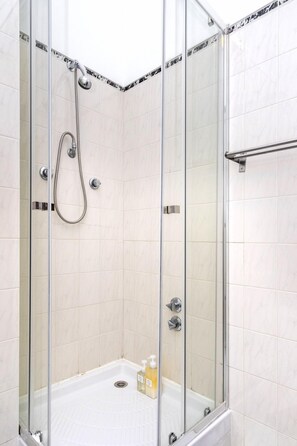 Apartamento, 2 quartos, não fumadores | Duche na casa de banho
