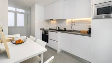 Actor Isidoro 1D | Cozinha privada | Um micro-ondas, um forno, uma placa de cozinha