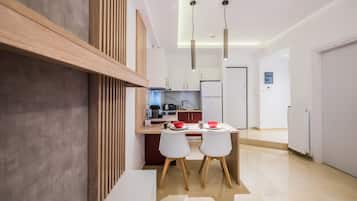 Apartamento Deluxe, 1 quarto | Refeições no quarto