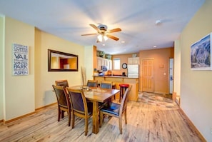 Apartamento em Condomínio Fechado (100-2 Lakeside Village) | Sala de estar | Televisor, lareira, leitor de DVD