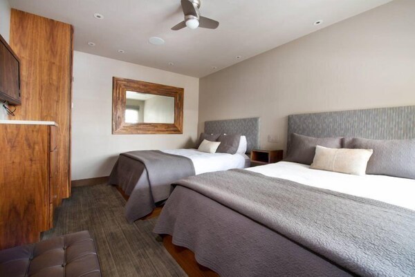 Luxury 3 Bedroom Downtown Aspen Vacation Rental With Amenities Including Heated Pool, Hot Tubs, Game Room And Spa - Aspen, CO