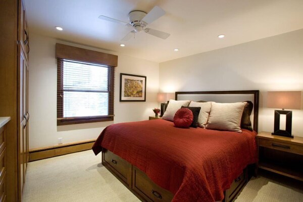 Luxury 2 Bedroom Downtown Aspen Vacation Rental With Access To A Heated Pool, Hot Tubs, Game Room And Spa - Aspen, CO