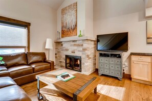 Apartamento em Condomínio Fechado (Vail Lion Square K Lodge Property) | Sala | TV de ecrã plano