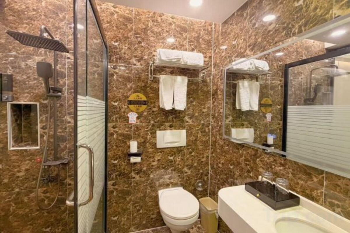 Produtos de toalete grátis, secador de cabelo, chinelos 